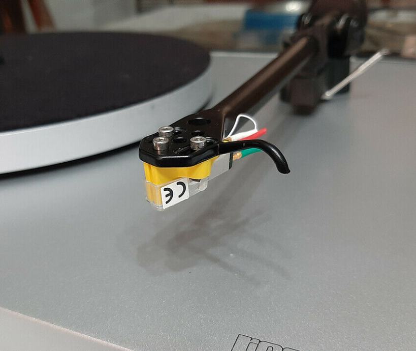 Gramofon Rega P2 sa zvučnicom Exit 2, moguća zamjena za P3