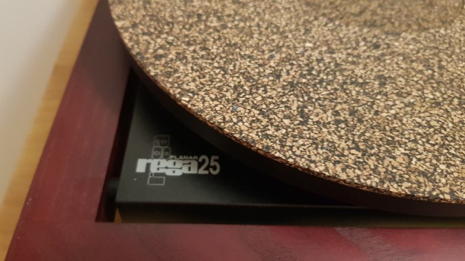 Gramofon Rega P25, distanceri, remen, opcijski Rondo nosač i zvučnice