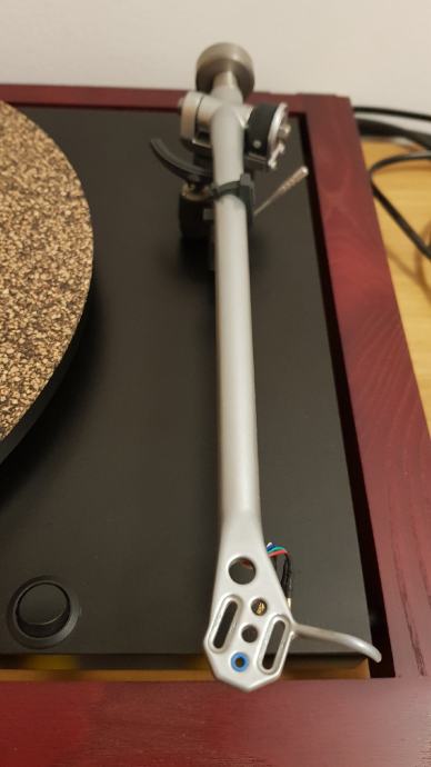 Gramofon Rega P25, distanceri, remen, opcijski Rondo nosač i zvučnice