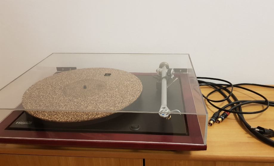 Gramofon Rega P25, distanceri, remen, opcijski Rondo nosač i zvučnice