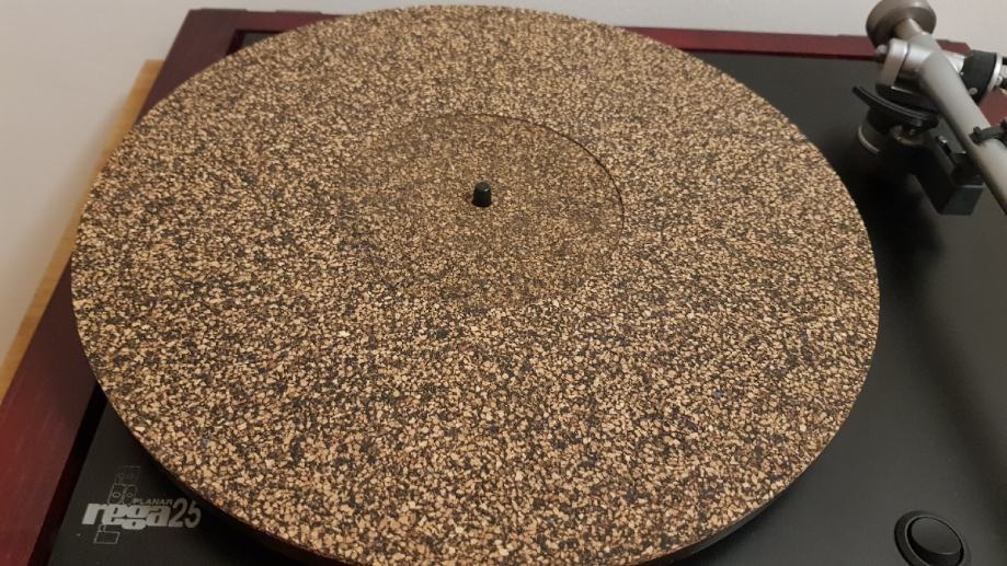 Gramofon Rega P25, distanceri, remen, opcijski Rondo nosač i zvučnice