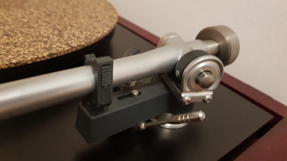 Gramofon Rega P25, distanceri, remen, opcijski Rondo nosač i zvučnice