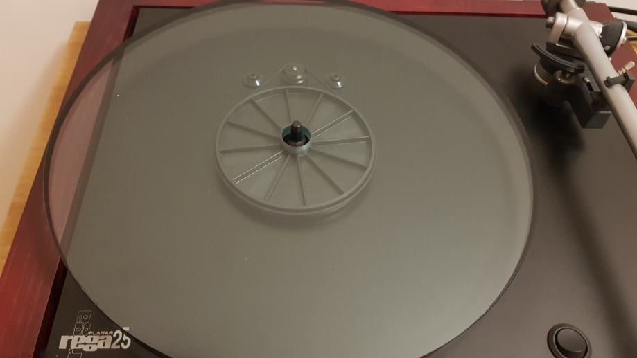 Gramofon Rega P25, distanceri, remen, opcijski Rondo nosač i zvučnice