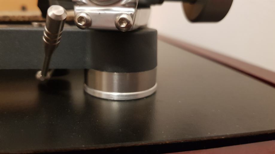 Gramofon Rega P25, distanceri, remen, opcijski Rondo nosač i zvučnice