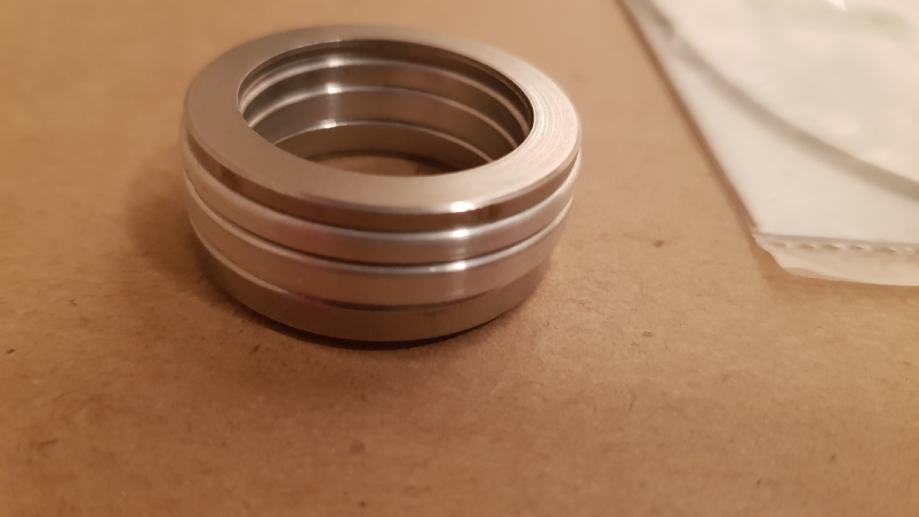 Gramofon Rega P25, distanceri, remen, opcijski Rondo nosač i zvučnice