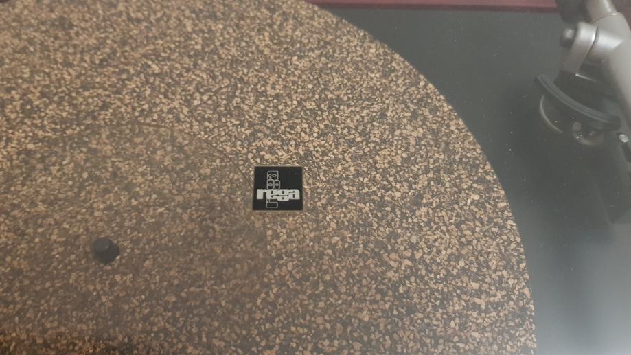 Gramofon Rega P25, distanceri, remen, opcijski Rondo nosač i zvučnice