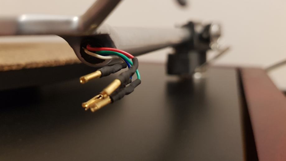 Gramofon Rega P25, distanceri, remen, opcijski Rondo nosač i zvučnice