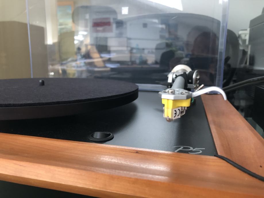 Gramofon Rega P5 sa ručkom RB700 i Exact MM Zvučnicom
