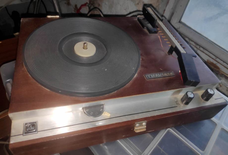 Gramofon RIZ Traviata u kutiji sa zvučnikom
