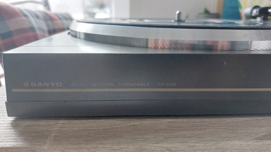 Gramofon Sanyo TP 220