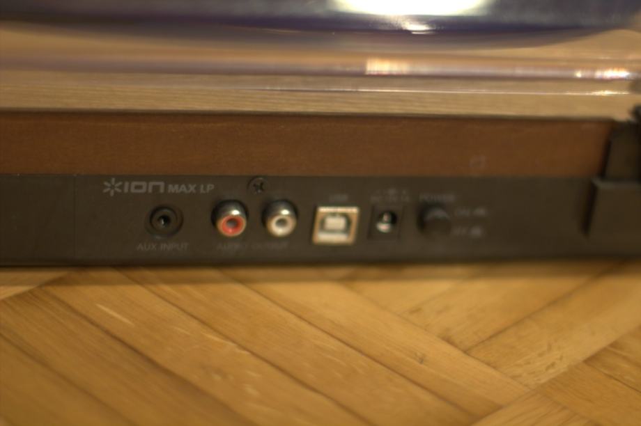 ION gramofon - USB, Line out, slušalice, zvučnici