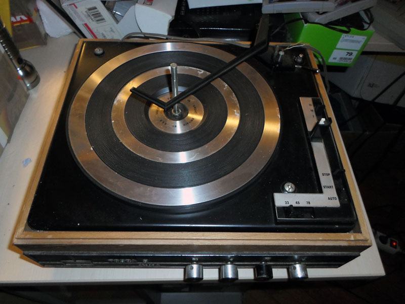 Komplet 2 gramofon a Riz Tosca 5 i Iskra Gerrard s pojačalom i ploče