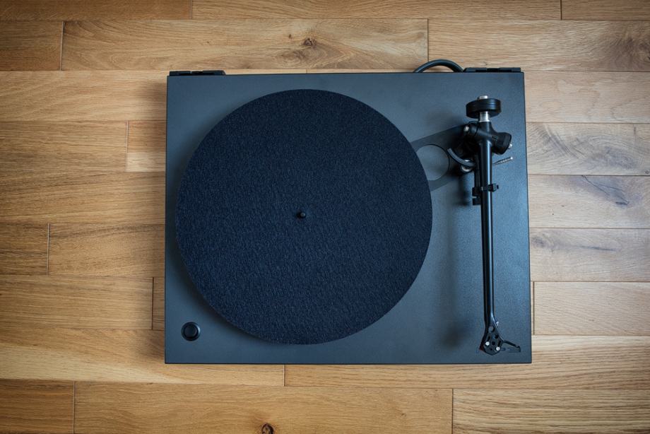 Prodajem gramofon Rega RP3 sa zvučnicom Ortofon 2m red