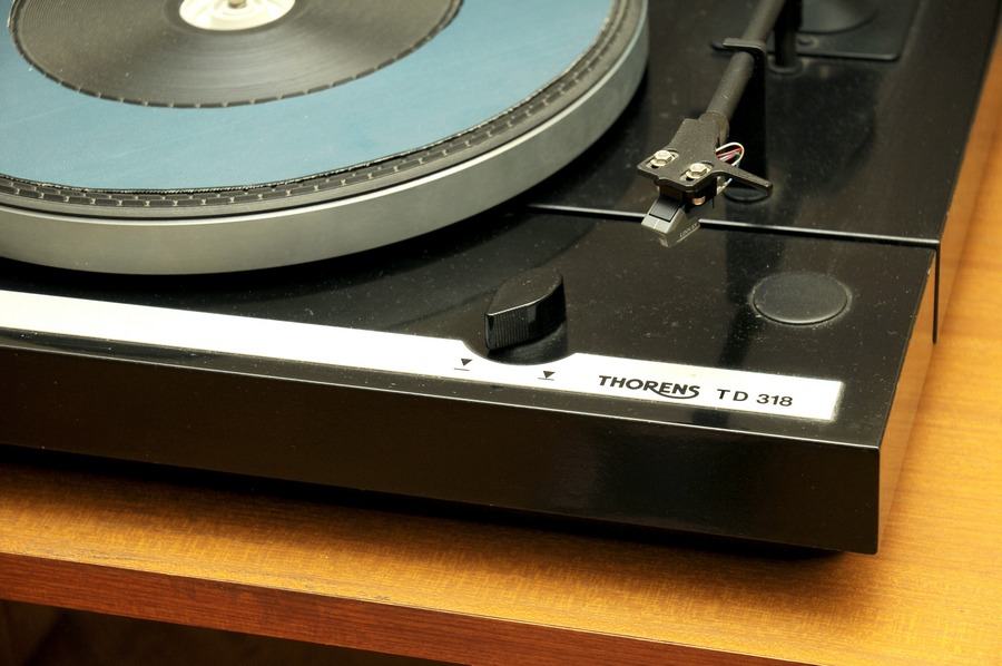 Prodajem gramofon THORENS TD 318 sa zvučnicom LINN K9