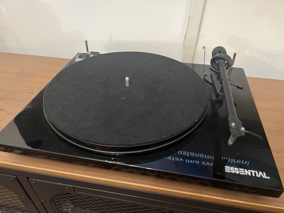 Project Essential 3 gramofon (2017 g. ), tiptop, ugrađeni phono stage