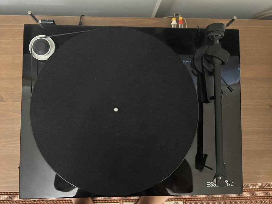 Project Essential 3 gramofon (2017 g. ), tiptop, ugrađeni phono stage