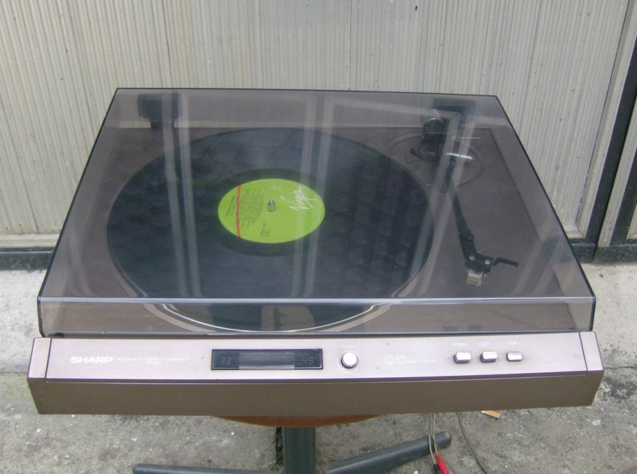 Sharp gramofon