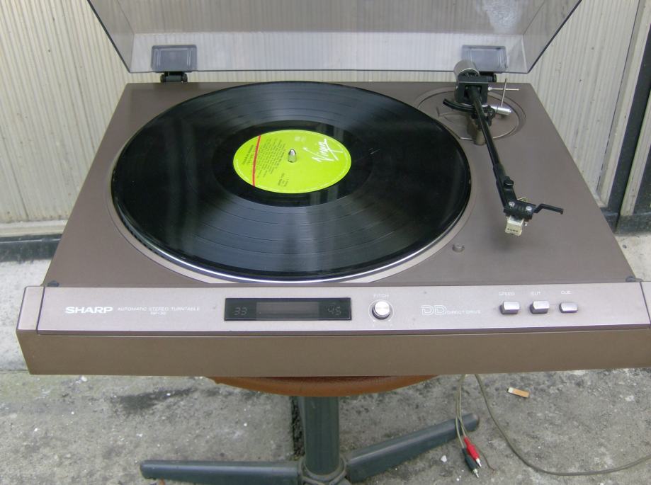 Sharp gramofon