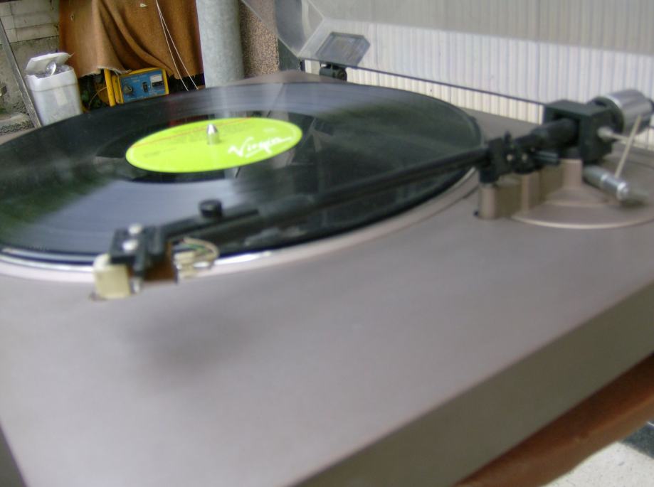 Sharp gramofon