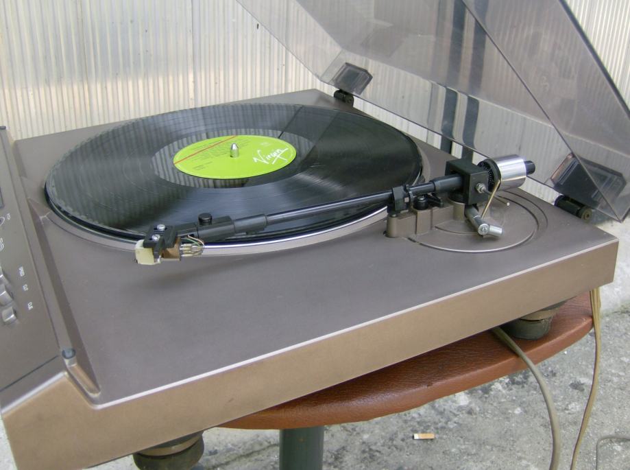 Sharp gramofon