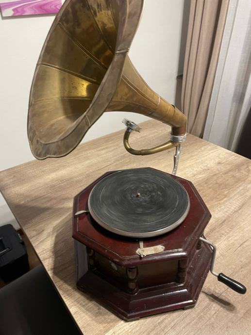 Stari dekorativni gramofon sa kurblom