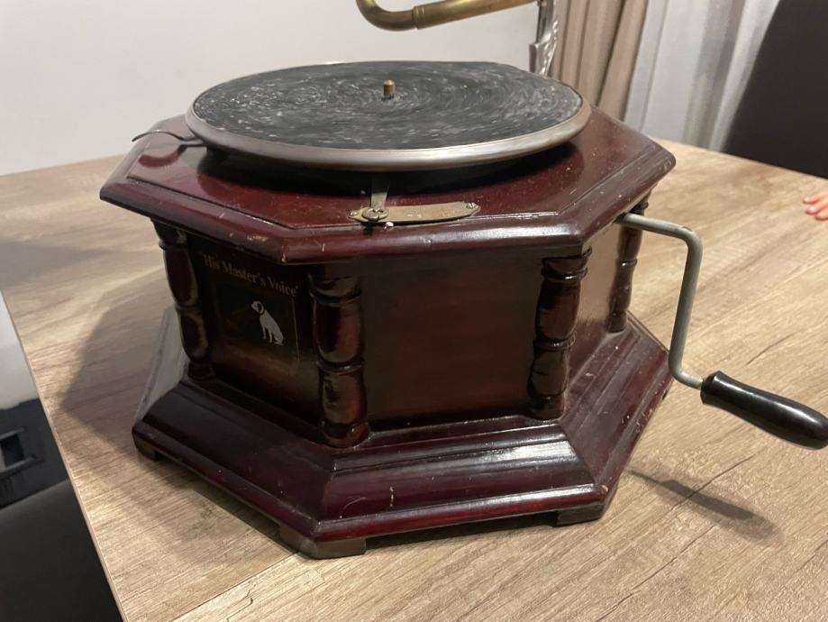 Stari dekorativni gramofon sa kurblom