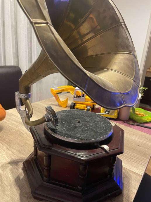 Stari dekorativni gramofon sa kurblom