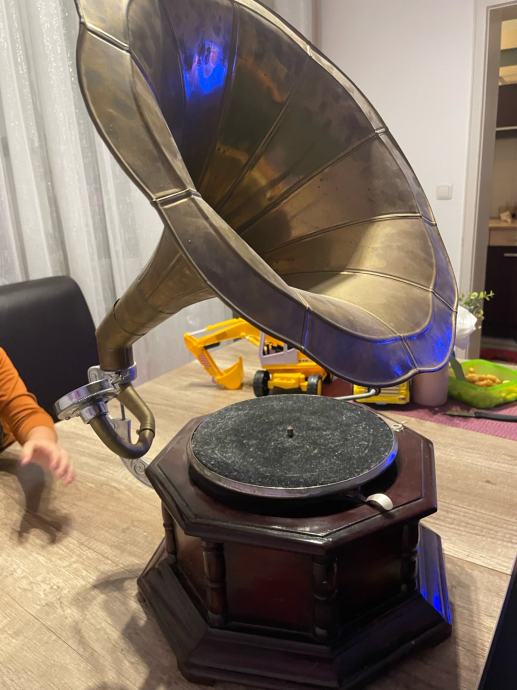 Stari dekorativni gramofon sa kurblom