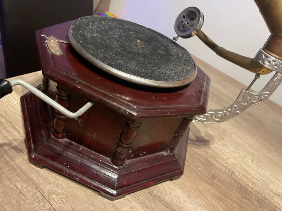 Stari dekorativni gramofon sa kurblom