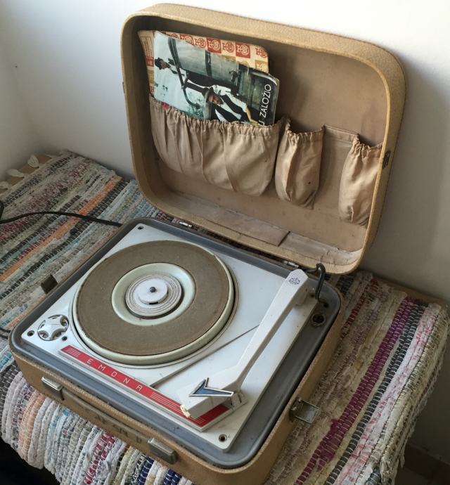 Stari gramofon Iskra Emona