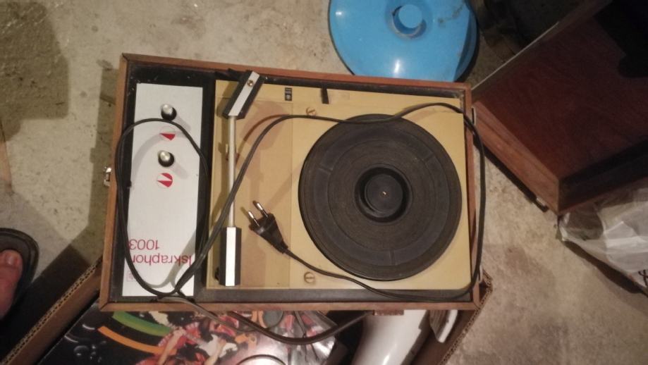 stari gramofon iskra sa pločama