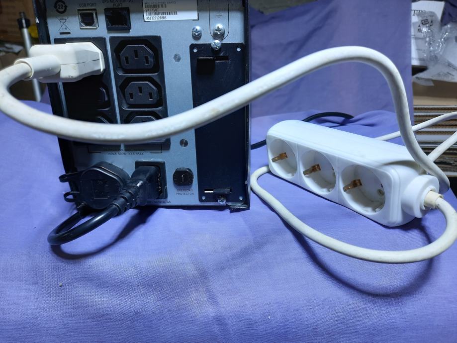 UPS APC Smart 750 (500 W)