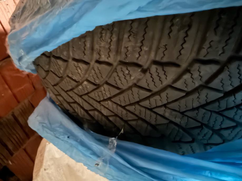 Gume zimske Bridgestone 205/55/16 4 kom.