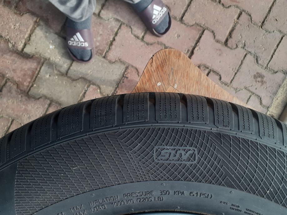 Gume zimske Continental 235/65/17 4 kom.