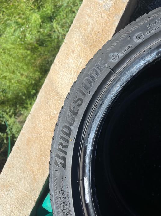 Gume Bridgestone 245/45/18 zimska 2 kom.