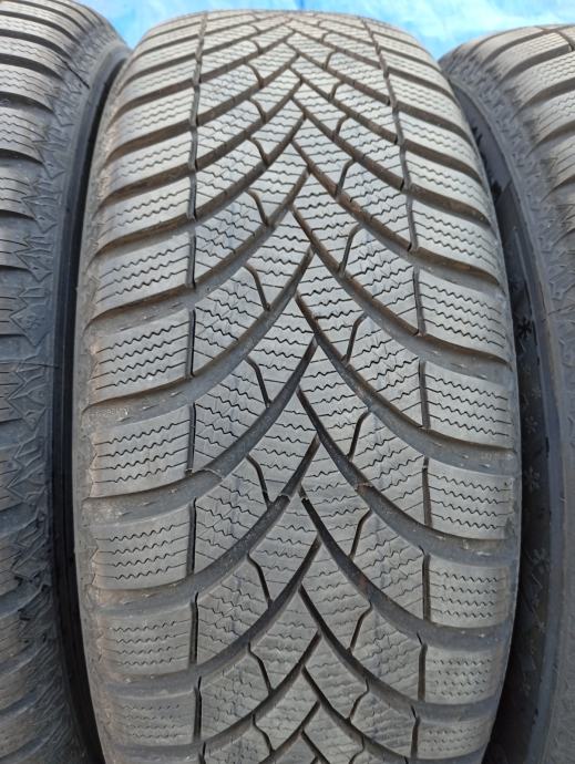 Gume Semperit 205/60/16 M+S 4 kom. 9 mm. Odlične