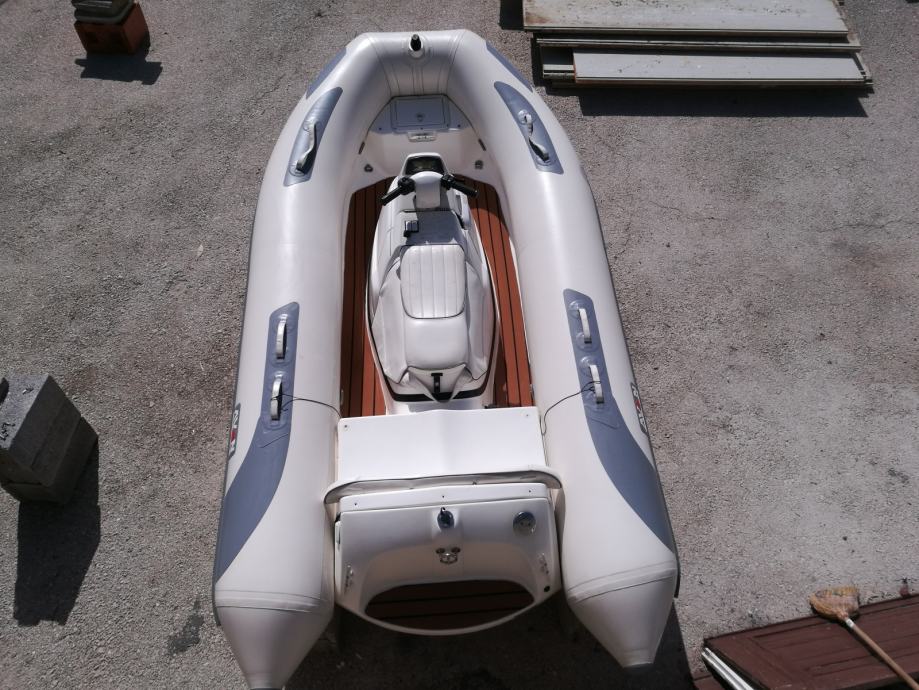 Avon 320 Yamaha jet ski