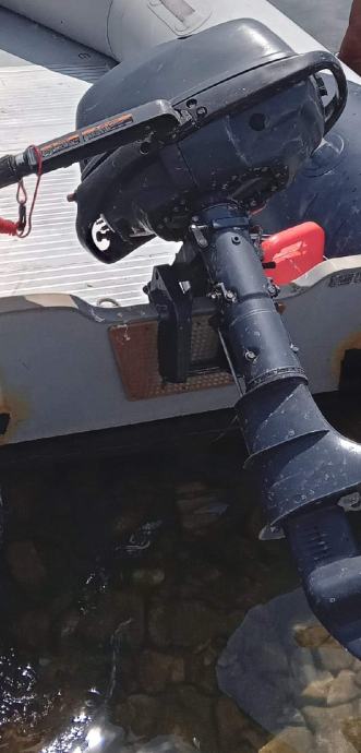 Gumeni čamac sa motorom