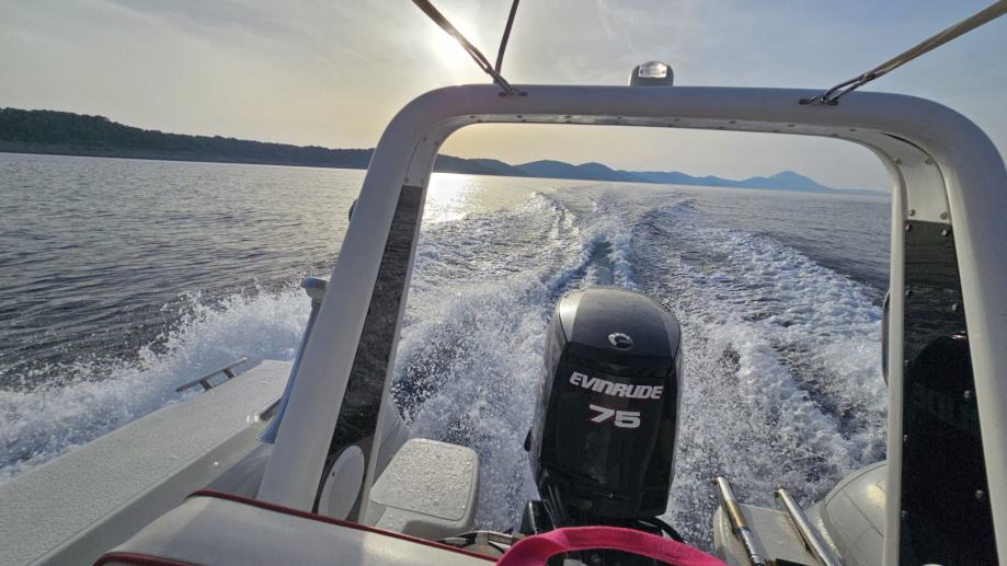 Gumenjak Barracuda 470 s full opremom i Evinrude 75 sa samo 240 h