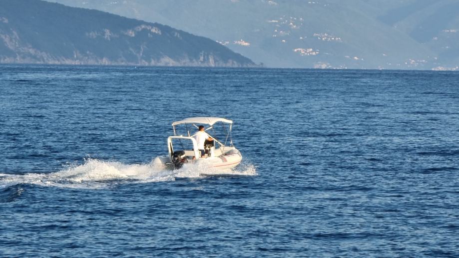 Gumenjak Barracuda 470 s full opremom i Evinrude 75 sa samo 240 h