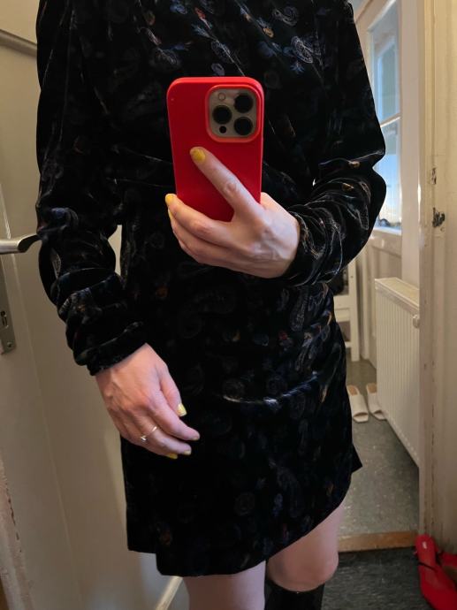 Mala crna plis haljina