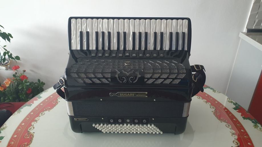 Bugari Armando, 96 basova, 37 tipki, 4/5 mussete