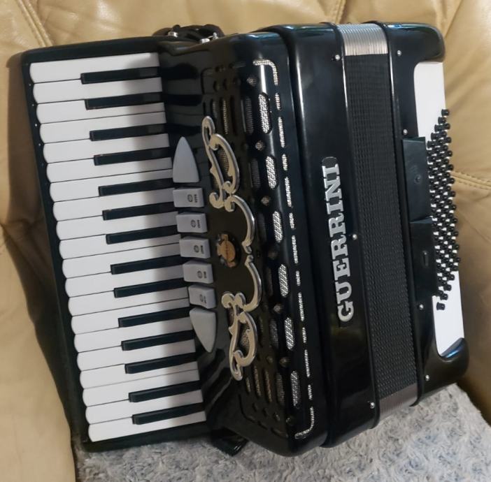 Guerrini student mod. 621 5+2 reg. 3/5 glas. 72 bass UNIKATNI MODEL