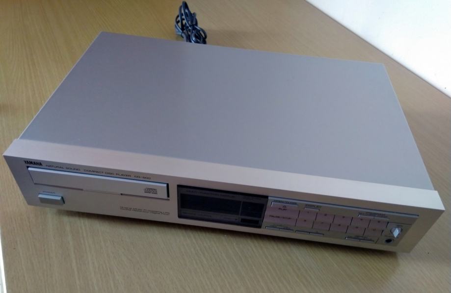 CD player YAMAHA CD-500 sa orig. dalj. upravljačem - neispravan