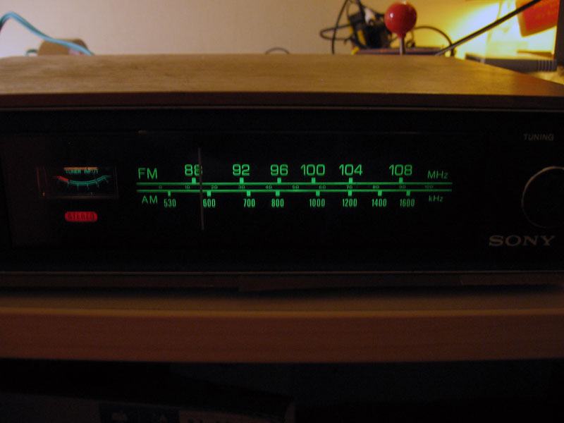 Tuner Sony ST-70 ( manje dimenzije, retro , odličan zvuk i prijem )