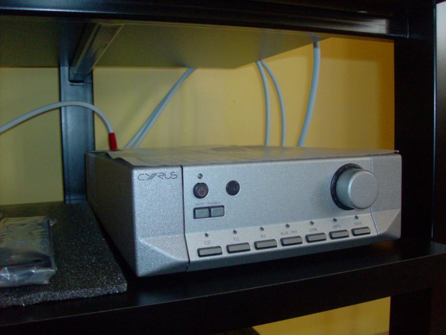 Cyrus 8vs (Od Prvog Vlasnika-Kao Nov Primerak)