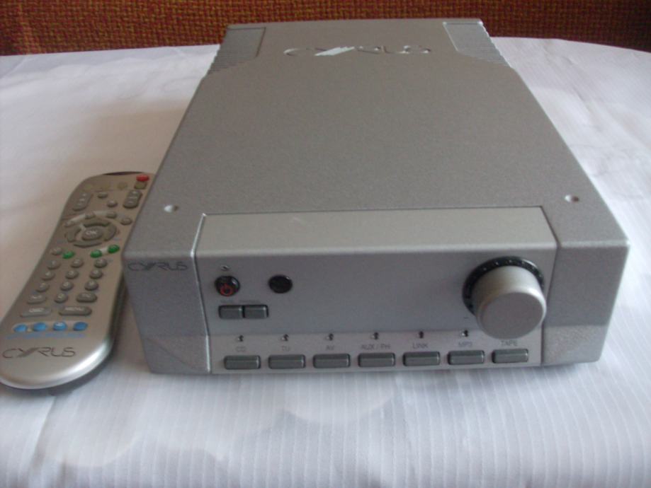 Cyrus 8vs (Od Prvog Vlasnika-Kao Nov Primerak)