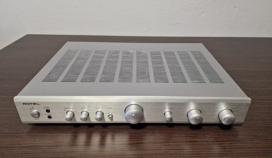 Pojačalo Rotel A10 220W Amplifier