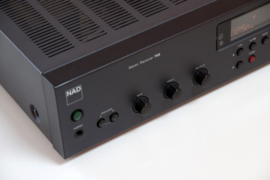 NAD 705 dvoknanalni receiver