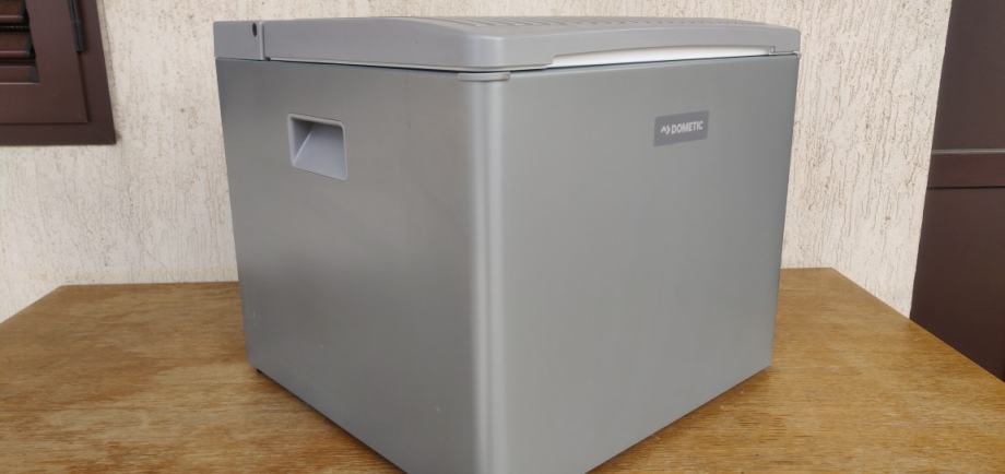 Prijenosni hladnjak/frižider na plin,12V, 220V Prijenosni hladnjak/frižider na plin,12V, 220V